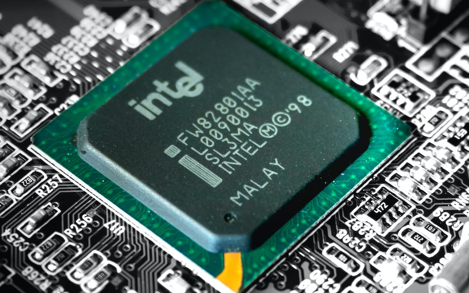 Intel Resumes High-Volume EUV Lithography in Ireland, Enhancing ...